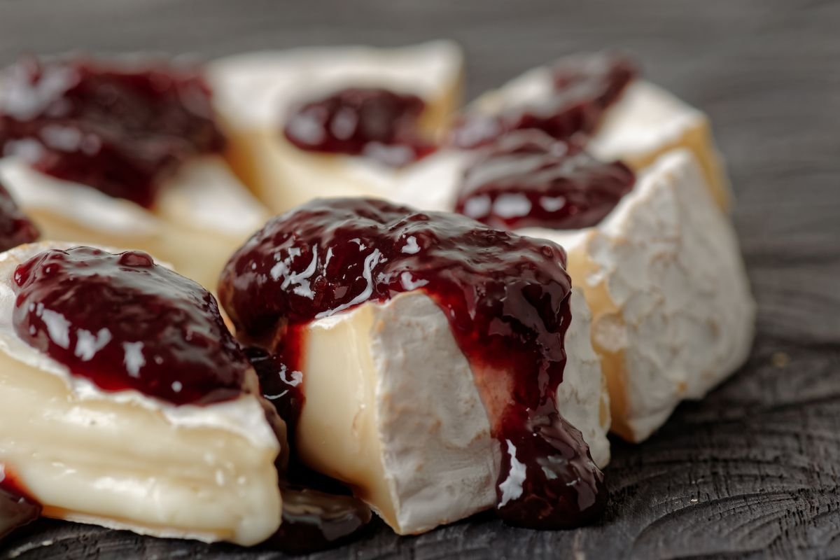 Brie sūris – prancūziškas delikatesas. Ar turėtume jį valgyti su ...