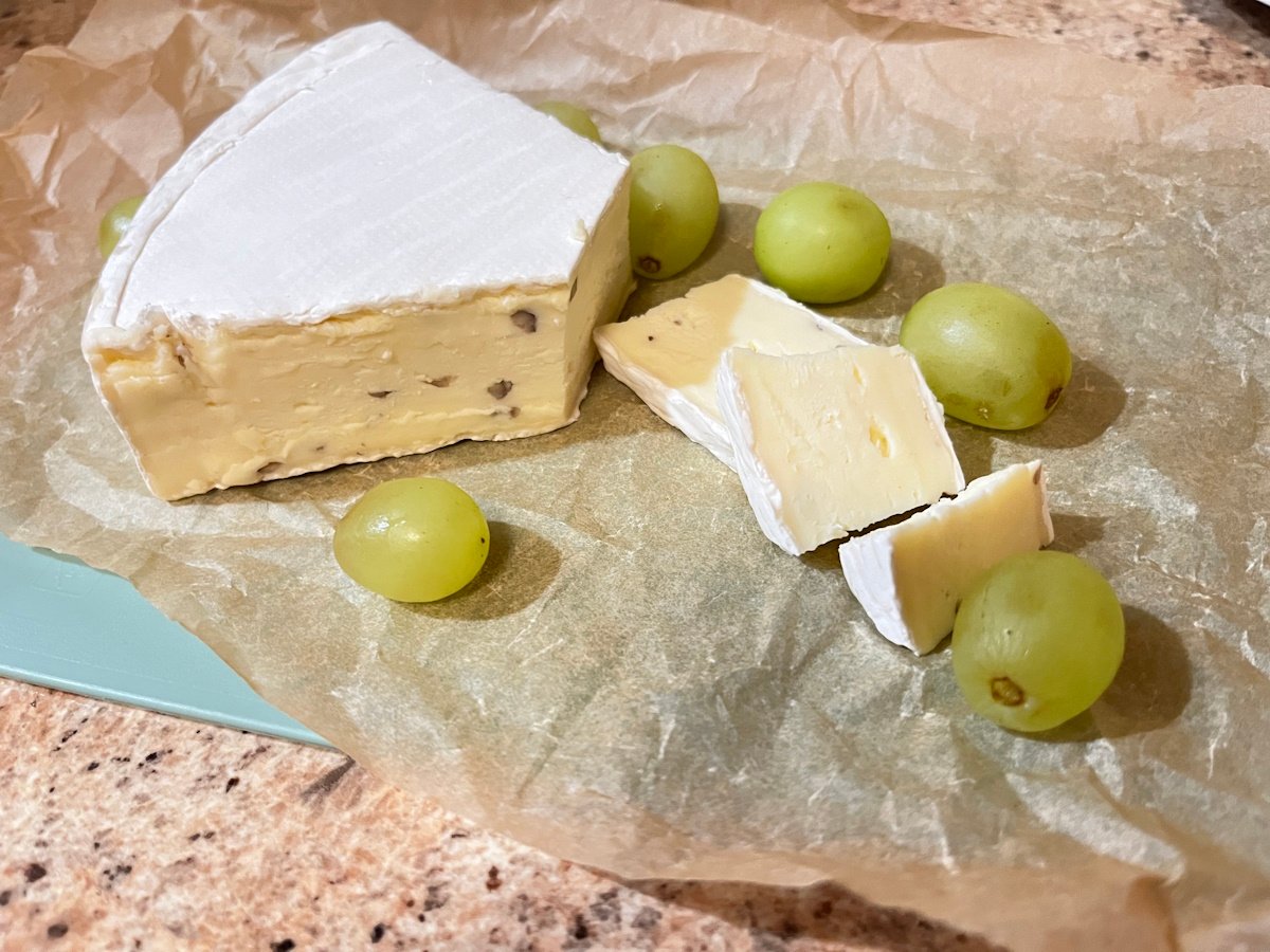 Brie sūris – prancūziškas delikatesas. Ar turėtume jį valgyti su ...